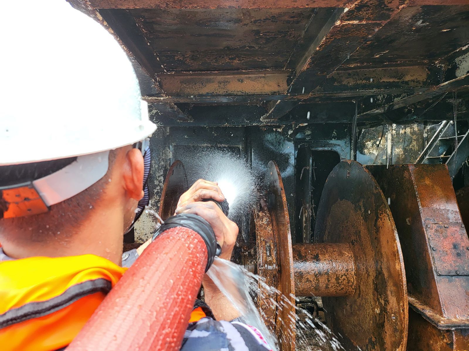 Prajurit KRI Lepu-861 Bantu Kapal MV Layar Anggun 8 yang Terbakar di ...