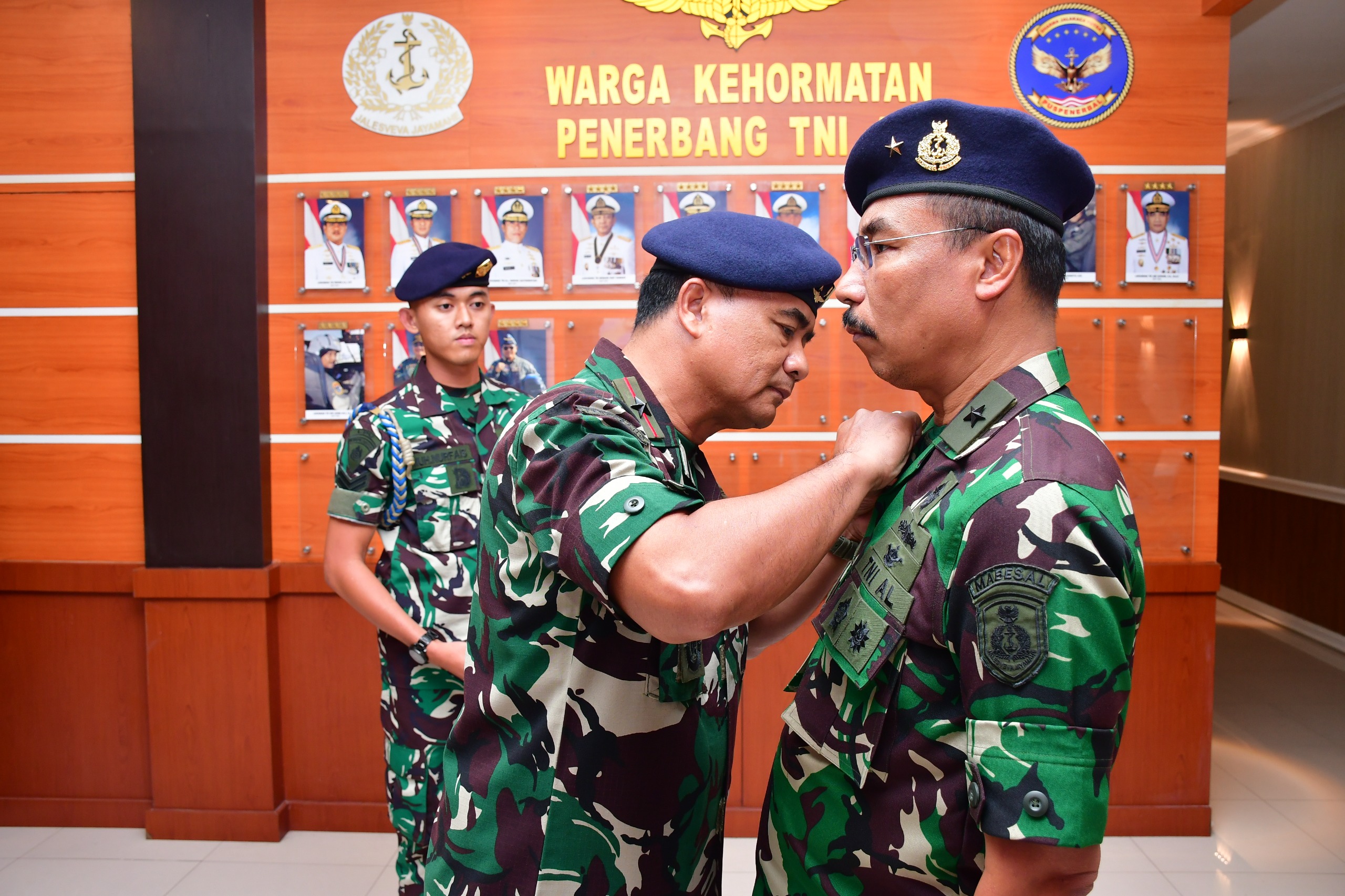 Danpuspenerbal sematkan brevet kehormatan ke Laksma TNI Mulyatna - Indo ...
